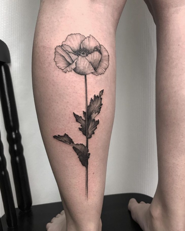 Tatuagem de flor na perna: veja 50 inspirações com desenhos belíssimos