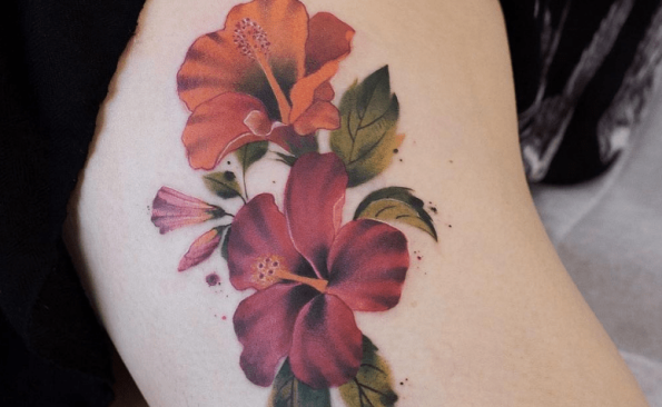 Tatuagem de flor na perna: veja 50 inspirações com desenhos belíssimos