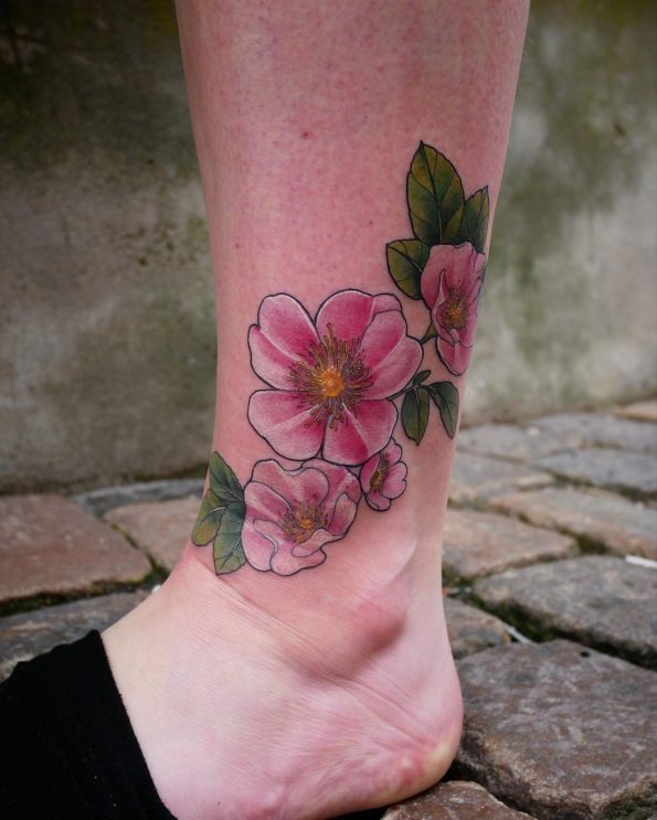 Tatuagem de flor na perna: veja 50 inspirações com desenhos belíssimos