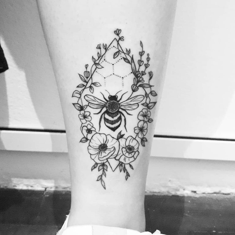 Tatuagem de flor na perna: veja 50 inspirações com desenhos belíssimos