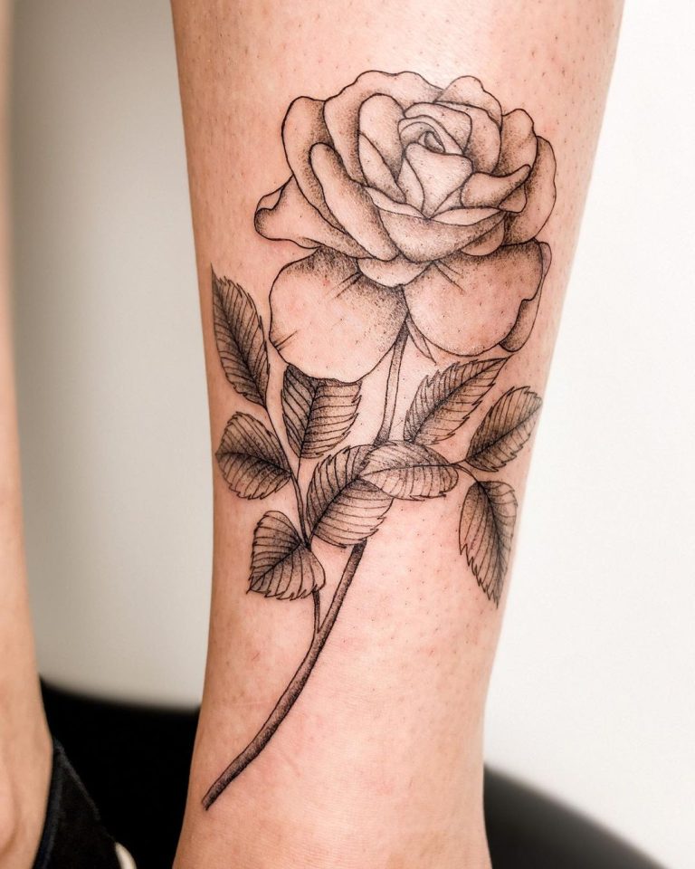 Tatuagem de flor na perna: veja 50 inspirações com desenhos belíssimos
