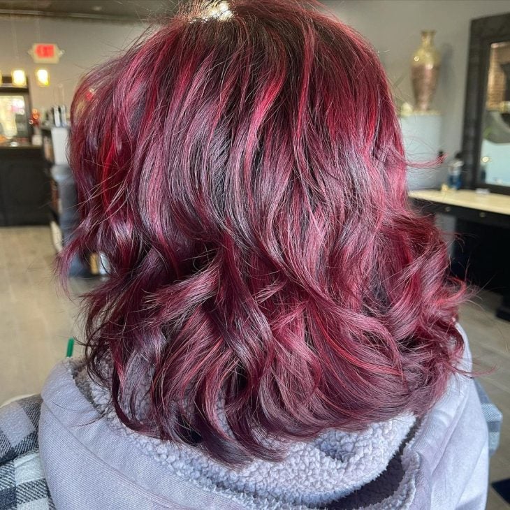 20 ideias de cabelo borgonha que são pura elegância