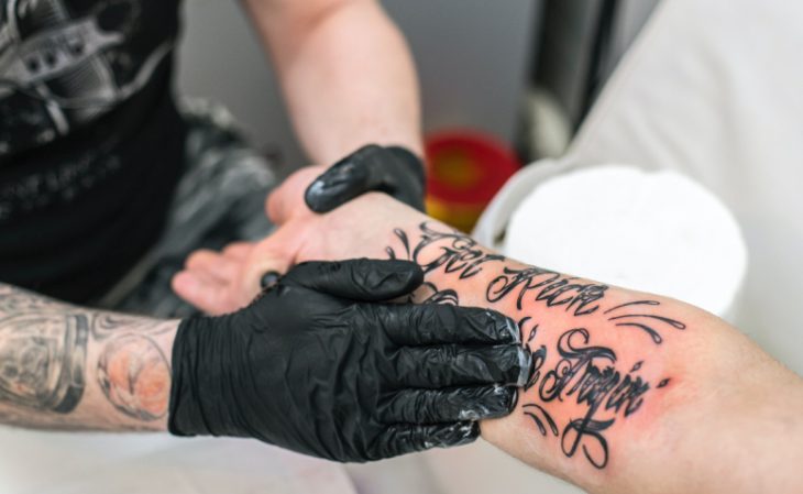 Tatuagem inflamada: conheça as suas causas e os cuidados necessários