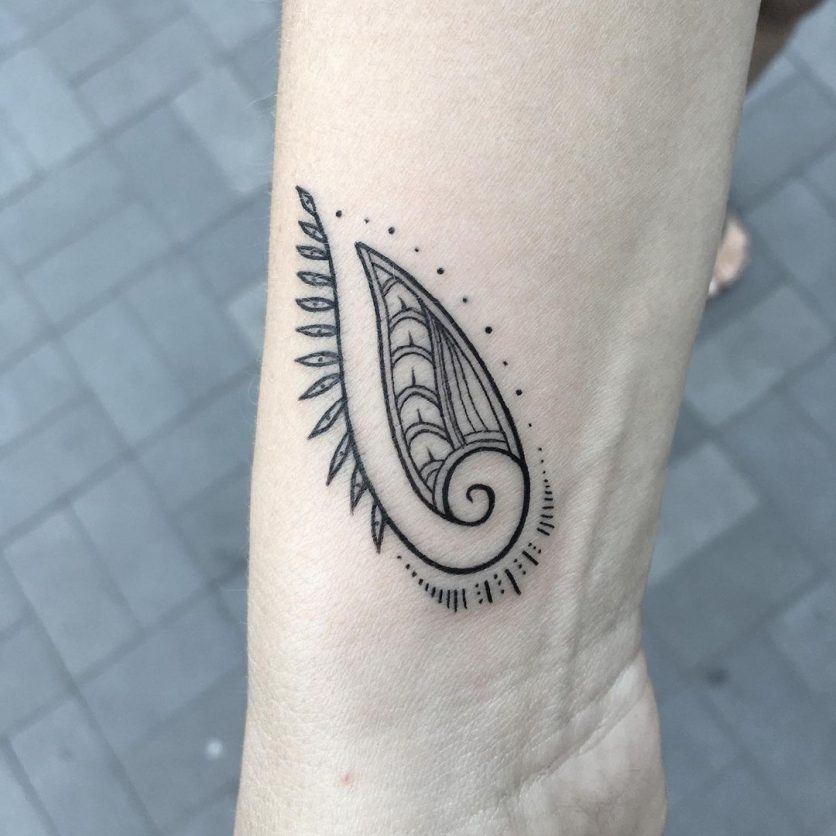 Tatuagem maori feminina: 35 inspirações para marcar na pele