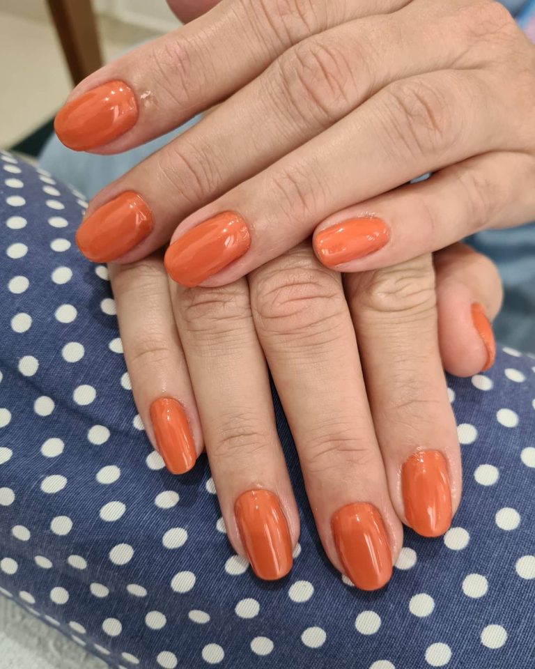 Unhas laranjas: 40 fotos para escolher o tom que mais combina com você