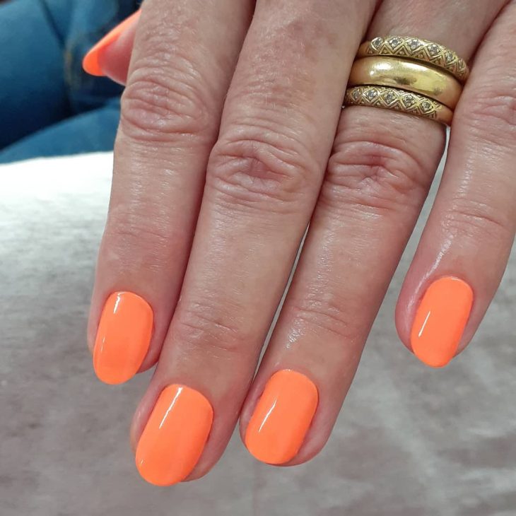 Unhas laranjas: 40 fotos para escolher o tom que mais combina com você