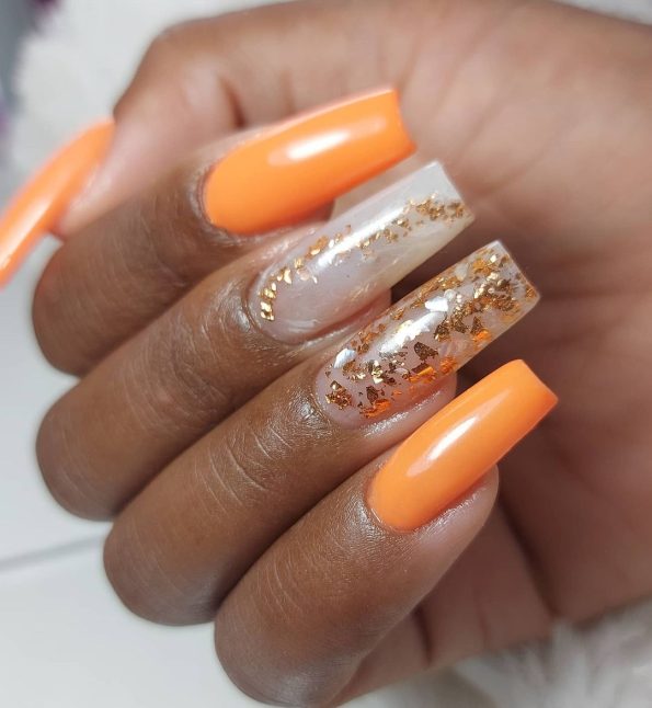 Unhas laranjas: 40 fotos para escolher o tom que mais combina com você