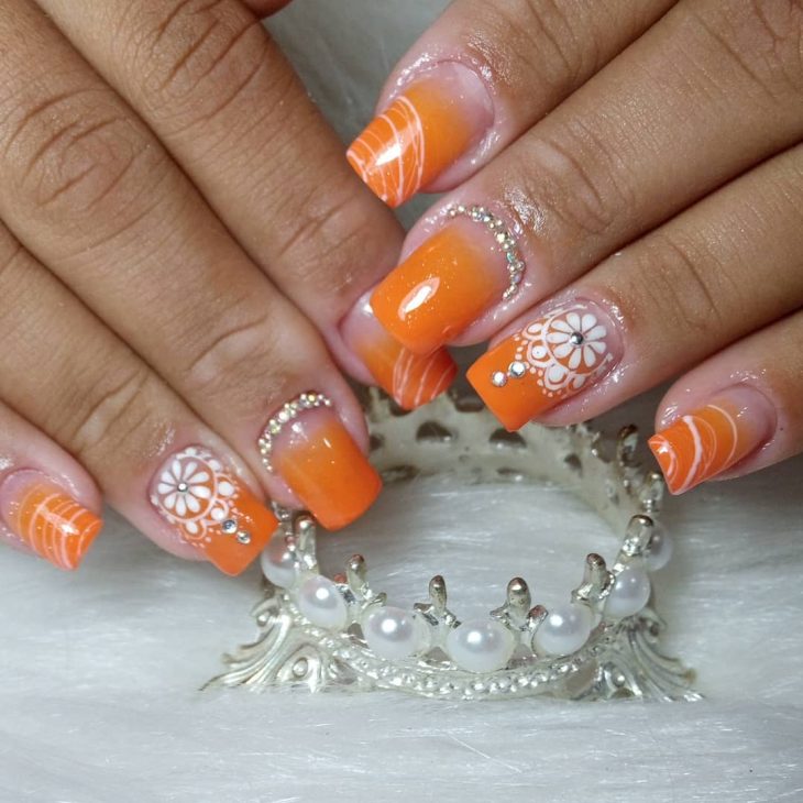 Unhas laranjas: 40 fotos para escolher o tom que mais combina com você