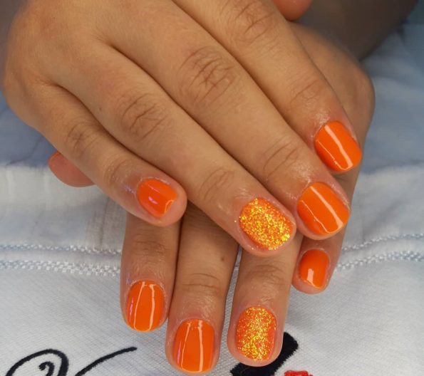 Unhas laranjas: 40 fotos para escolher o tom que mais combina com você