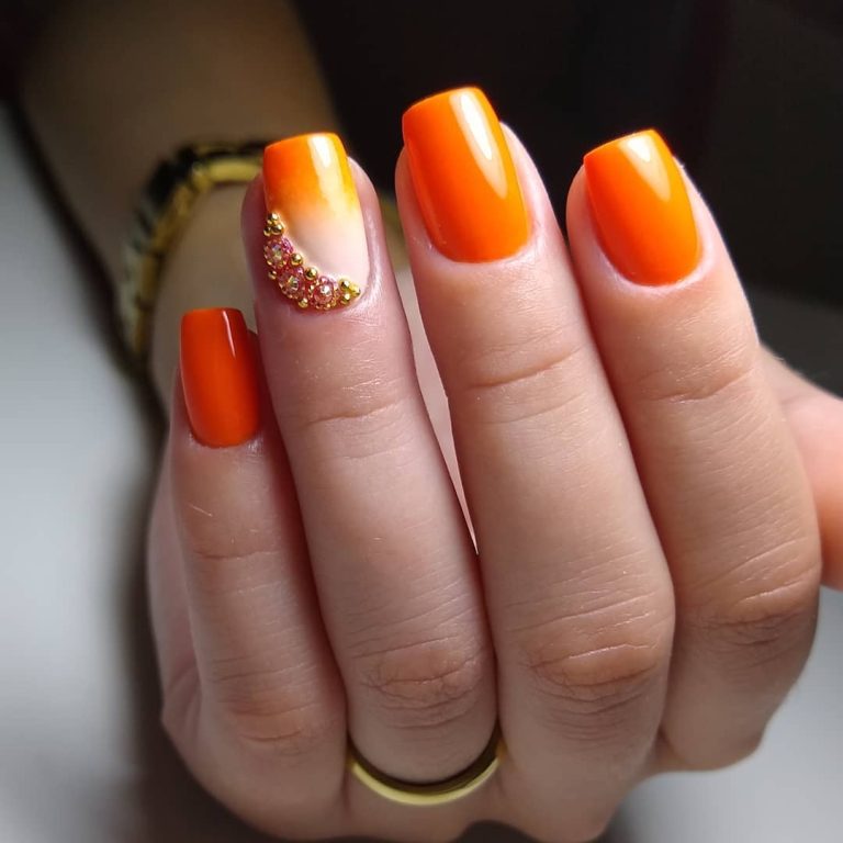 Unhas laranjas: 40 fotos para escolher o tom que mais combina com você
