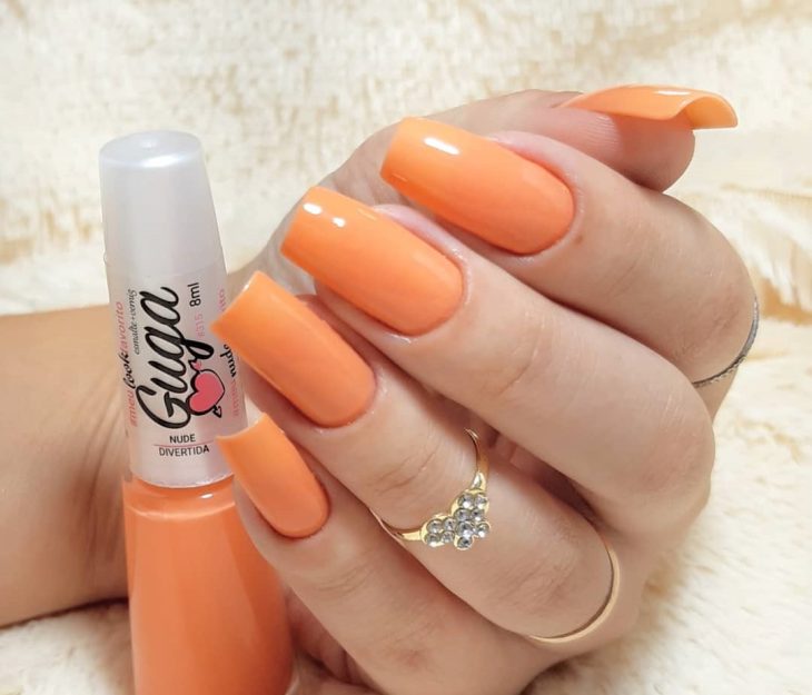 Unhas laranjas: 40 fotos para escolher o tom que mais combina com você