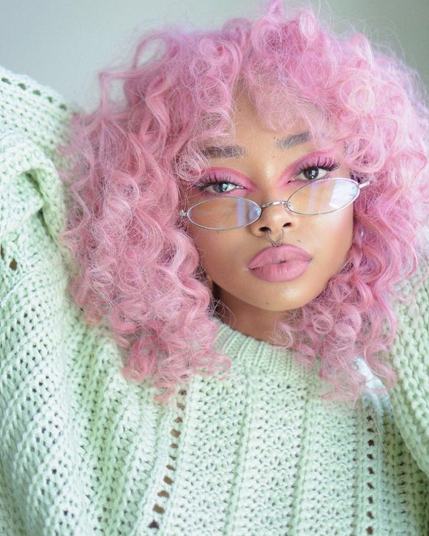 Cabelo cacheado rosa: como pintar e cuidar + 35 fotos arrasadoras