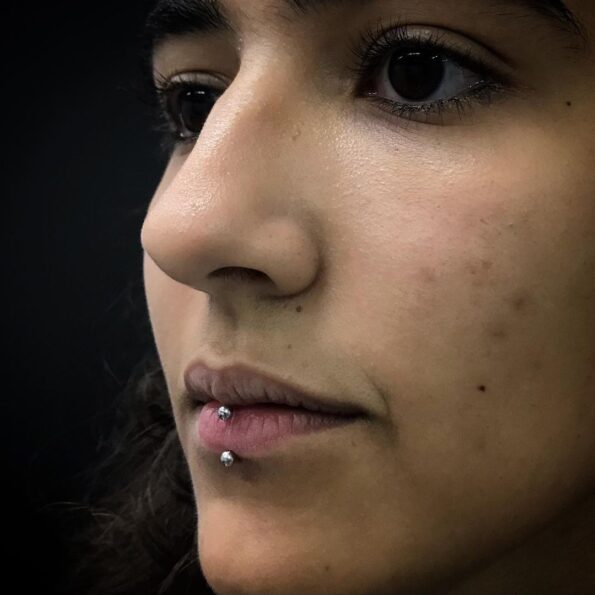 Piercing labret: 15 inspirações, vídeos e dicas da body piercer