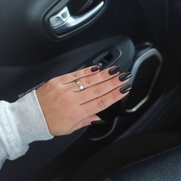 Esmalte preto fosco: 30 ideias de como apostar nessa tendência