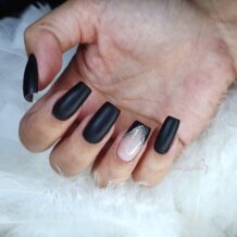 Esmalte preto fosco: 30 ideias de como apostar nessa tendência