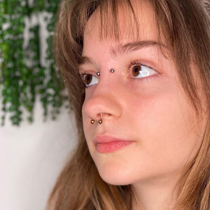 Piercing bridge: 4 cuidados e 20 modelos que vão te convencer a tê-lo