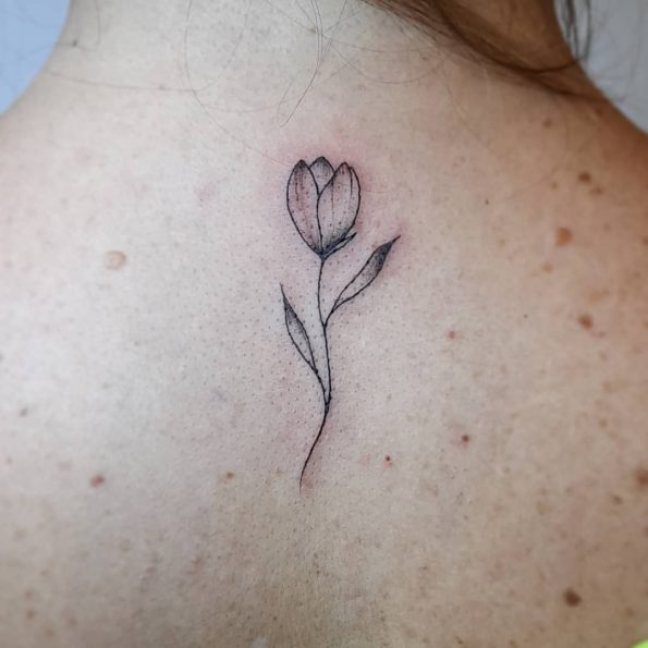 Tatuagem de flor nas costas: significado + 80 fotos lindas