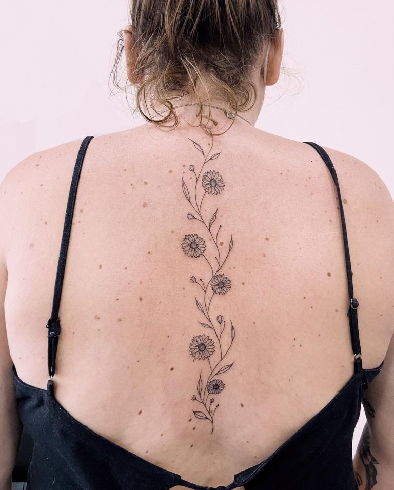 Tatuagem de flor nas costas: significado + 80 fotos lindas