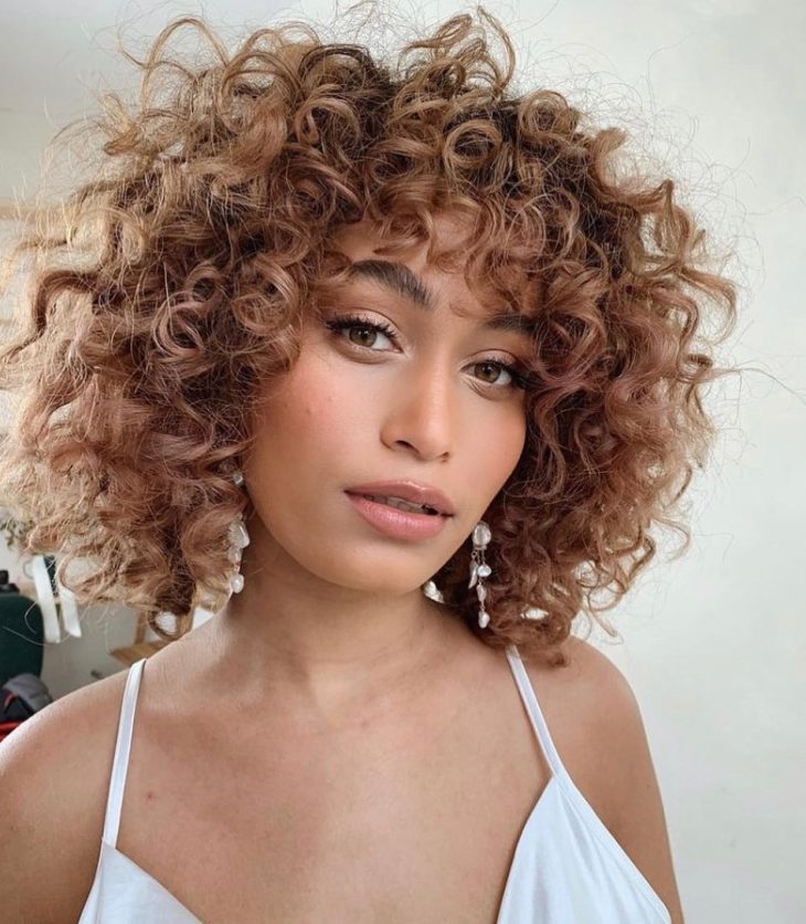 Franja cacheada: inspirações e tutoriais