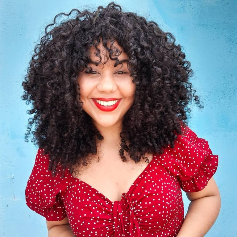 Franja cacheada: 30 inspirações e dicas para mantê-la sempre linda