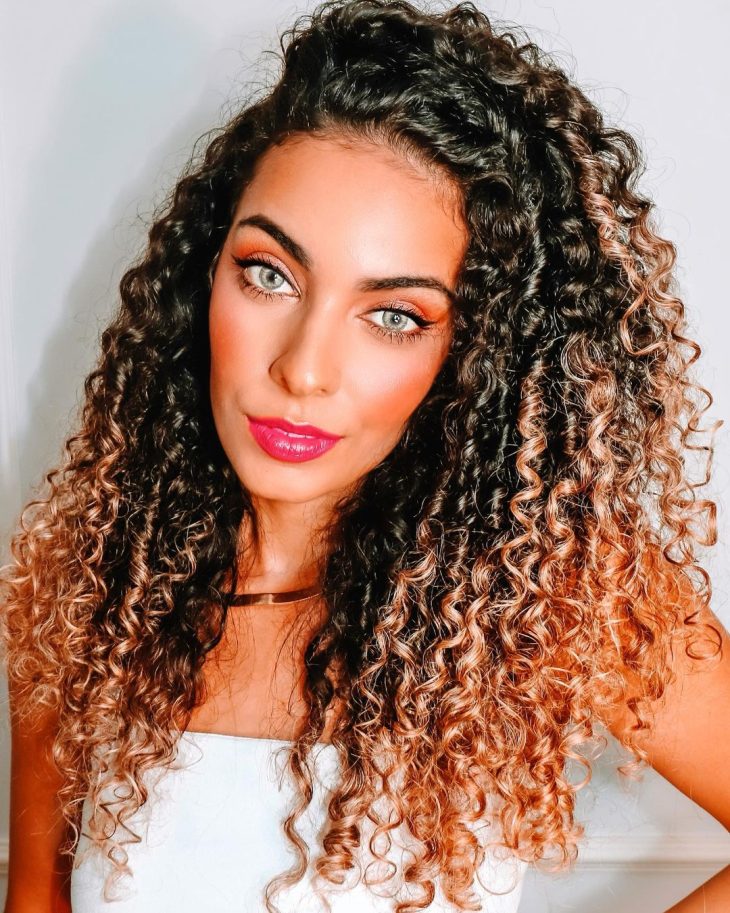 Cabelo cacheado loiro mel: ideias e tutoriais para você se jogar na moda