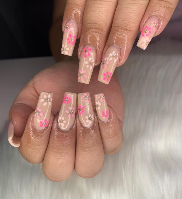 Esmalte rosa claro: 30 ideias de unha e dicas para comprar o seu