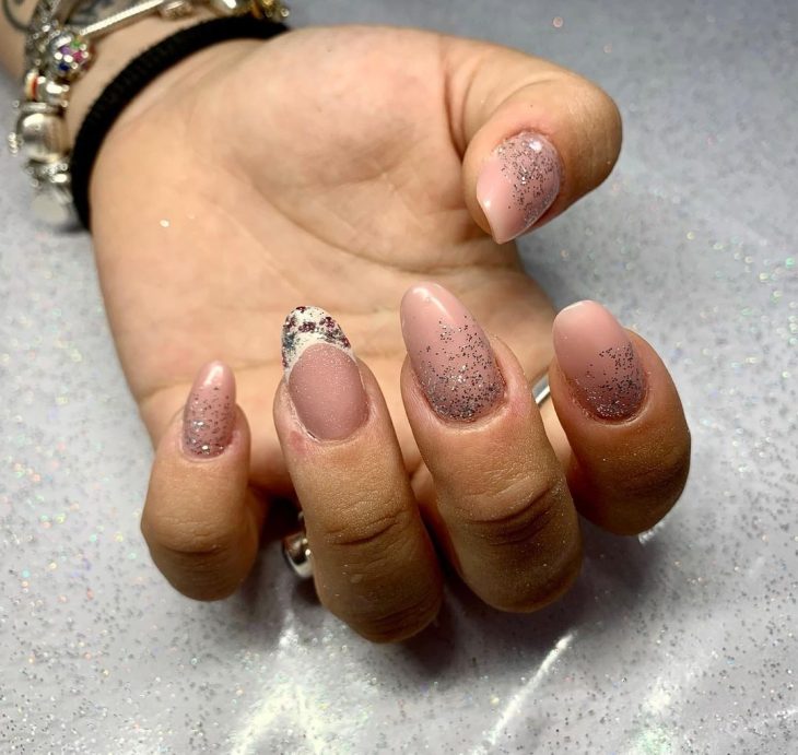 Esmalte rosa claro: 30 ideias de unha e dicas para comprar o seu