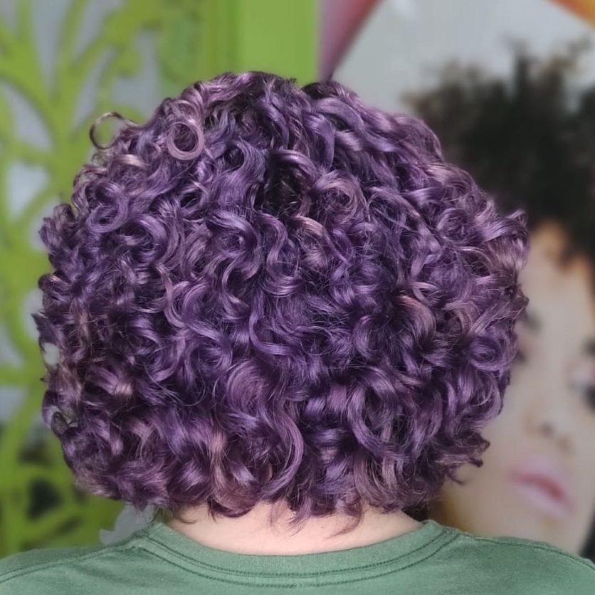 Cabelo cacheado roxo: 30 fotos para transformar os cachos e arrasar