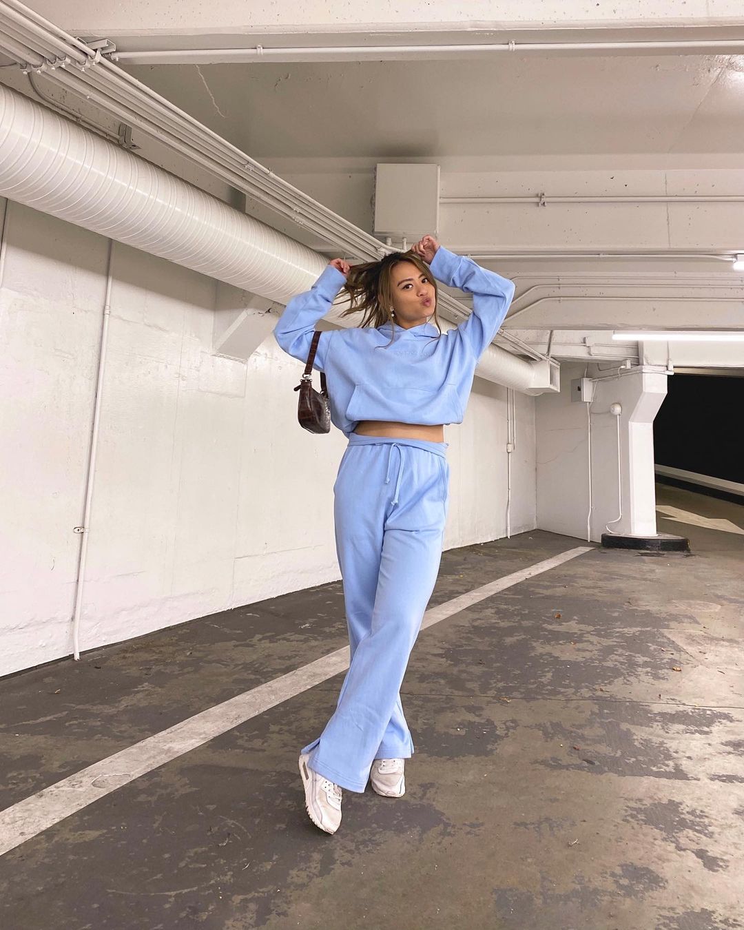 50 looks no streetwear feminino para um visual confortável e estiloso ...