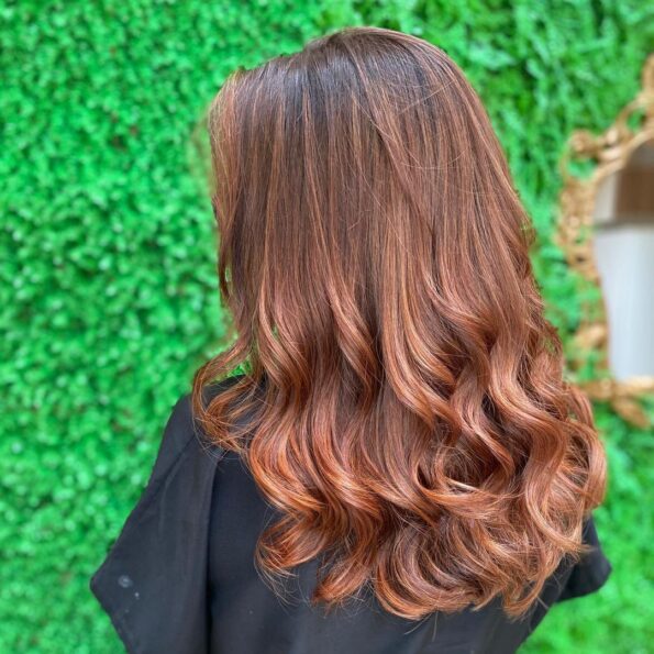 Morena iluminada cobre: 30 fotos para clarear os fios com estilo