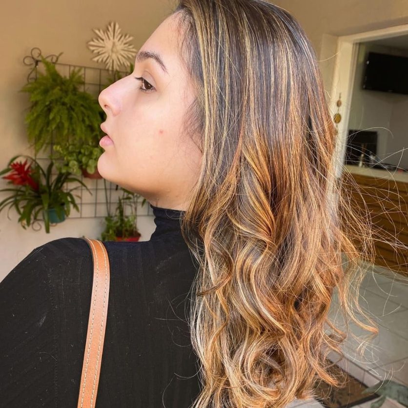 Morena iluminada mel: o tom perfeito para mechas lindas