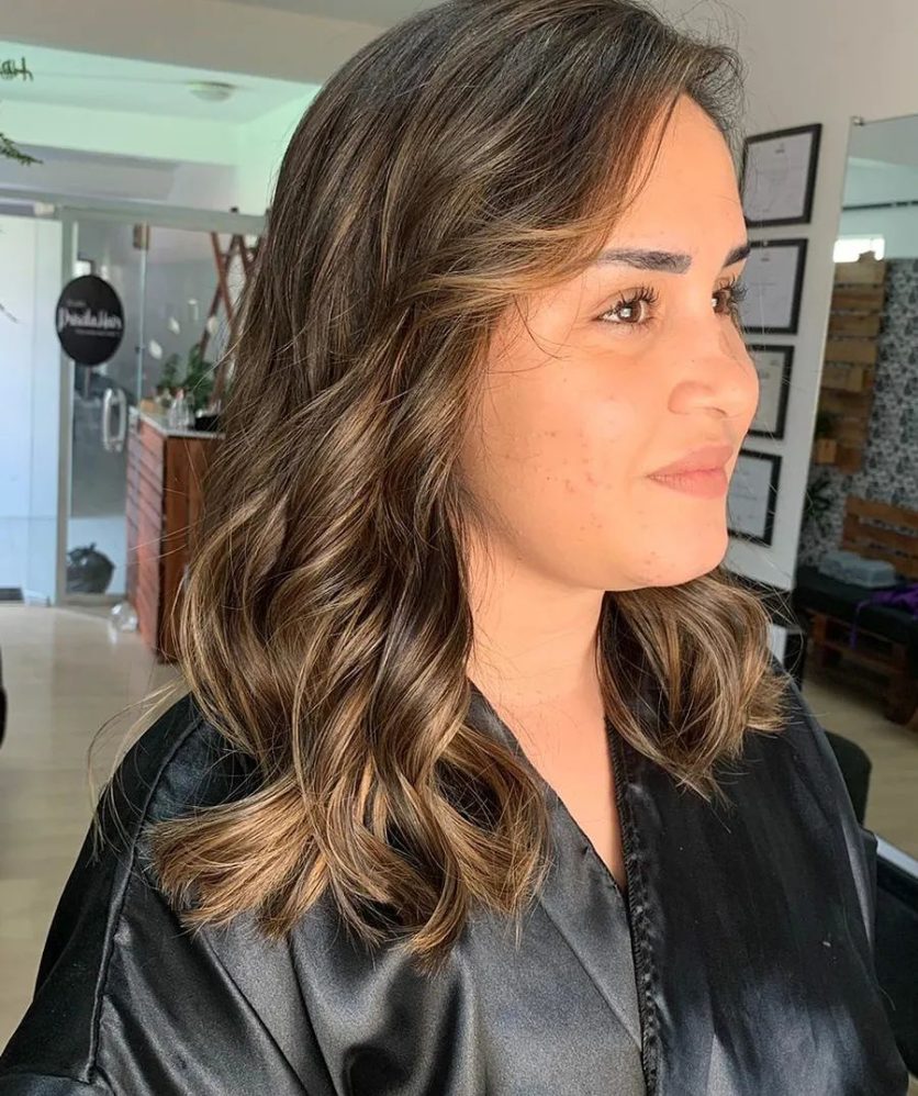 Morena iluminada mel: o tom perfeito para mechas lindas