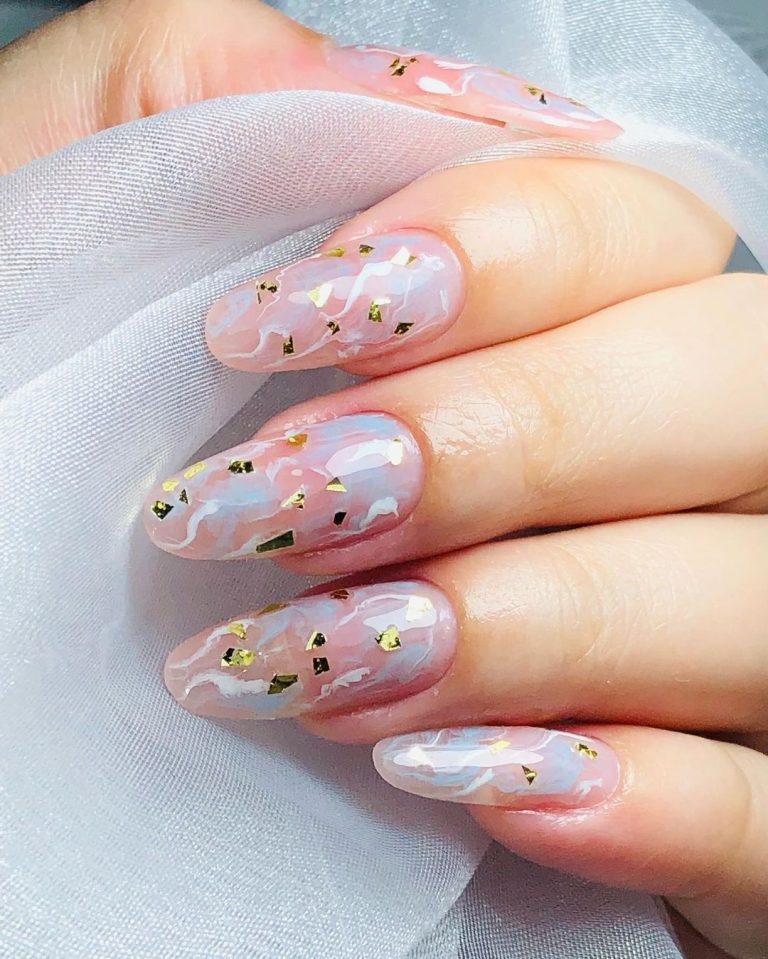 Unhas marmorizadas: 30 ideias para aderir essa decoração