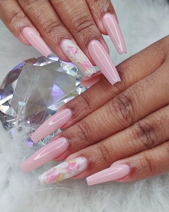 Unhas marmorizadas: 30 ideias para aderir essa decoração