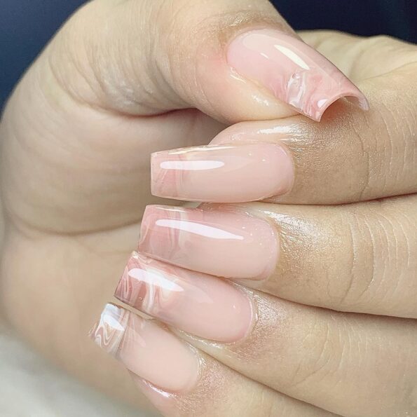 Unhas marmorizadas: 30 ideias para aderir este estilo de decoração