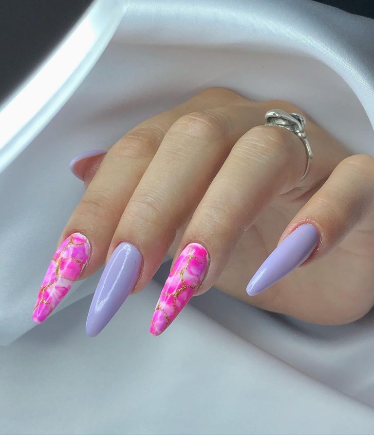 Unhas marmorizadas: 30 ideias para aderir essa decoração