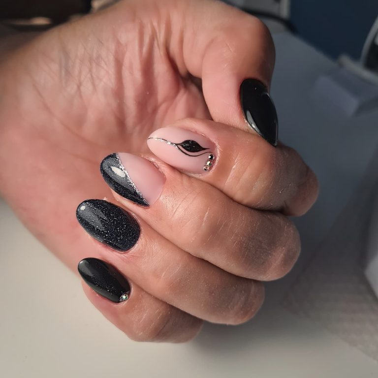 Unhas pretas com glitter: 40 ideias e tutoriais para fazer em casa