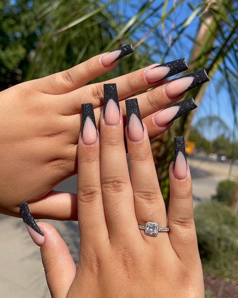 Unhas pretas com glitter: 40 ideias e tutoriais para fazer em casa