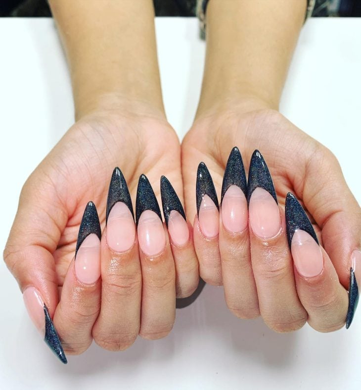 Unhas pretas com glitter: 40 ideias e tutoriais para fazer em casa