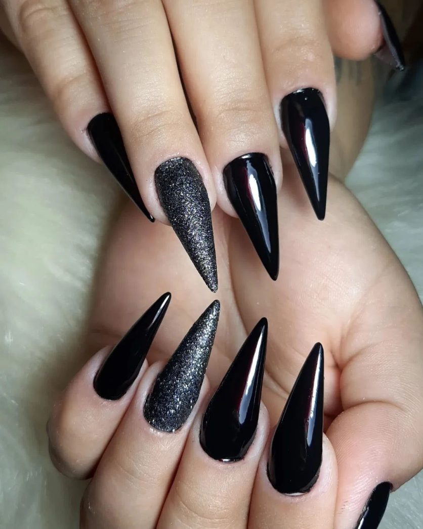 Unhas pretas com glitter: 40 ideias e tutoriais para fazer em casa