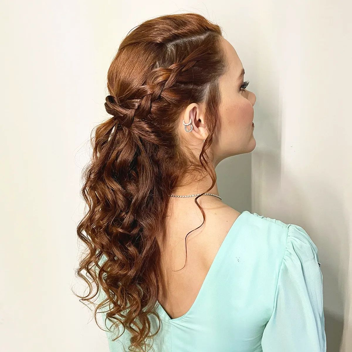 40 lindos penteados para cabelos cacheados para casamento
