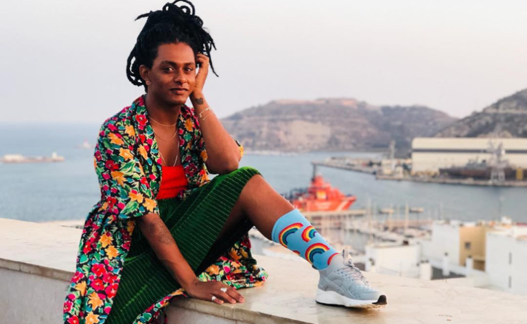 Queer: o que é, vivências, identificação, pessoas famosas