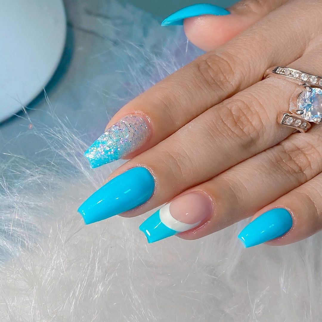 Unhas em gel azul: 55 inspirações e tutoriais