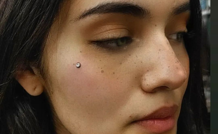 Piercing microdermal: onde colocar, cuidados e fotos