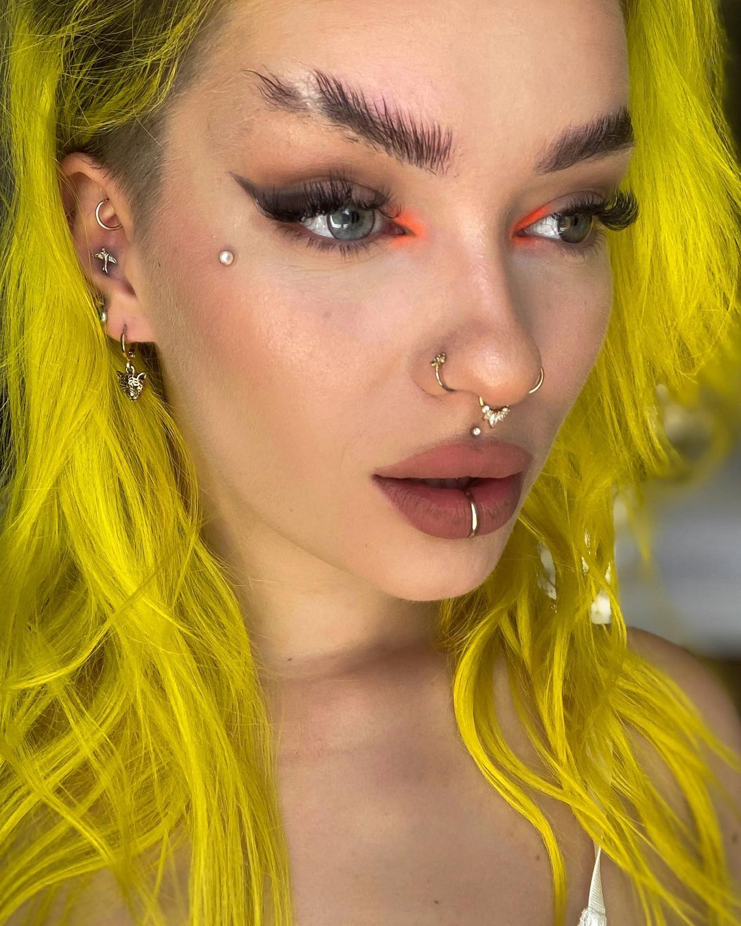 Piercing microdermal: onde colocar, cuidados e fotos