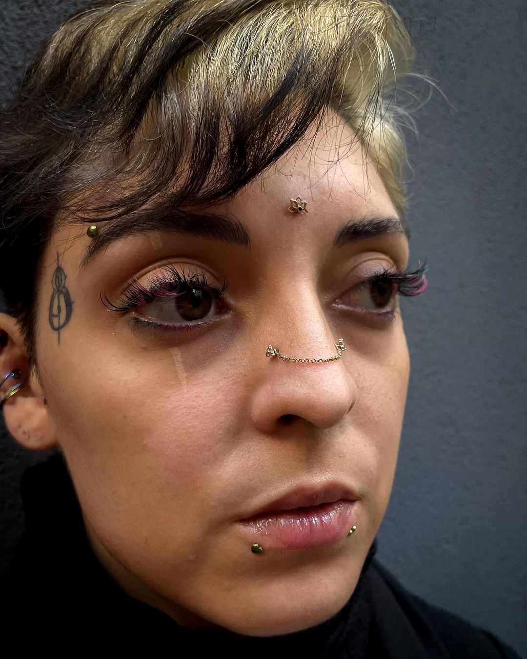 Piercing microdermal: onde colocar, cuidados e fotos