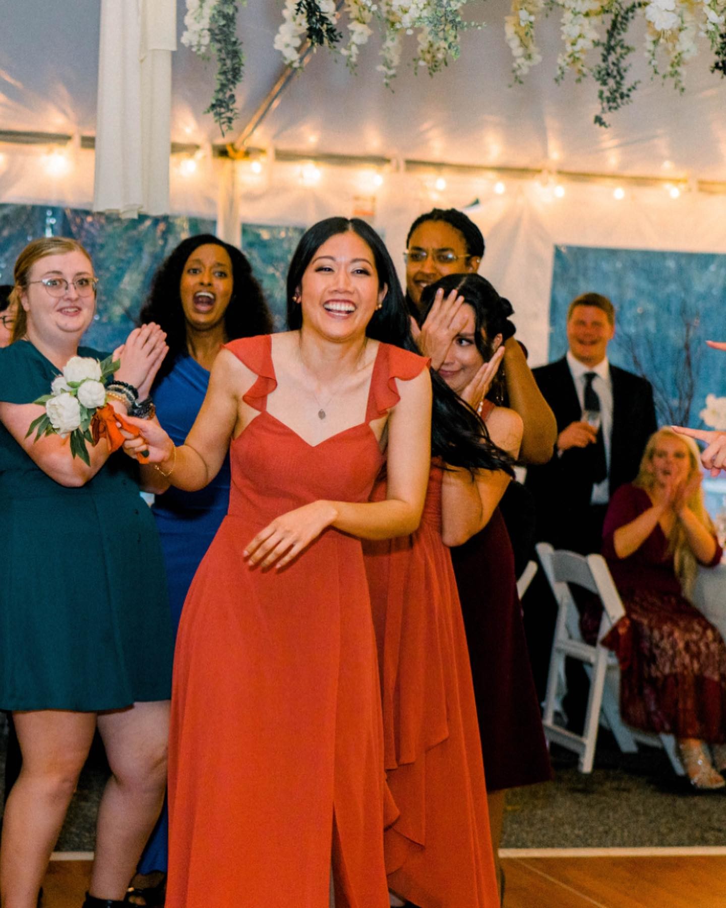 Vestido terracota para madrinha: como usar e onde comprar