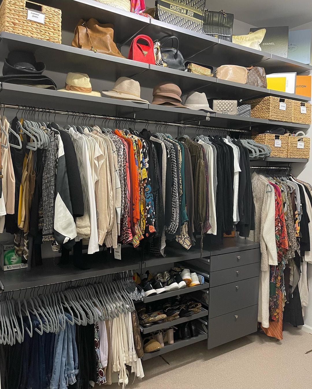 Closet aberto: 20 tipos + dicas profissionais para investir no estilo