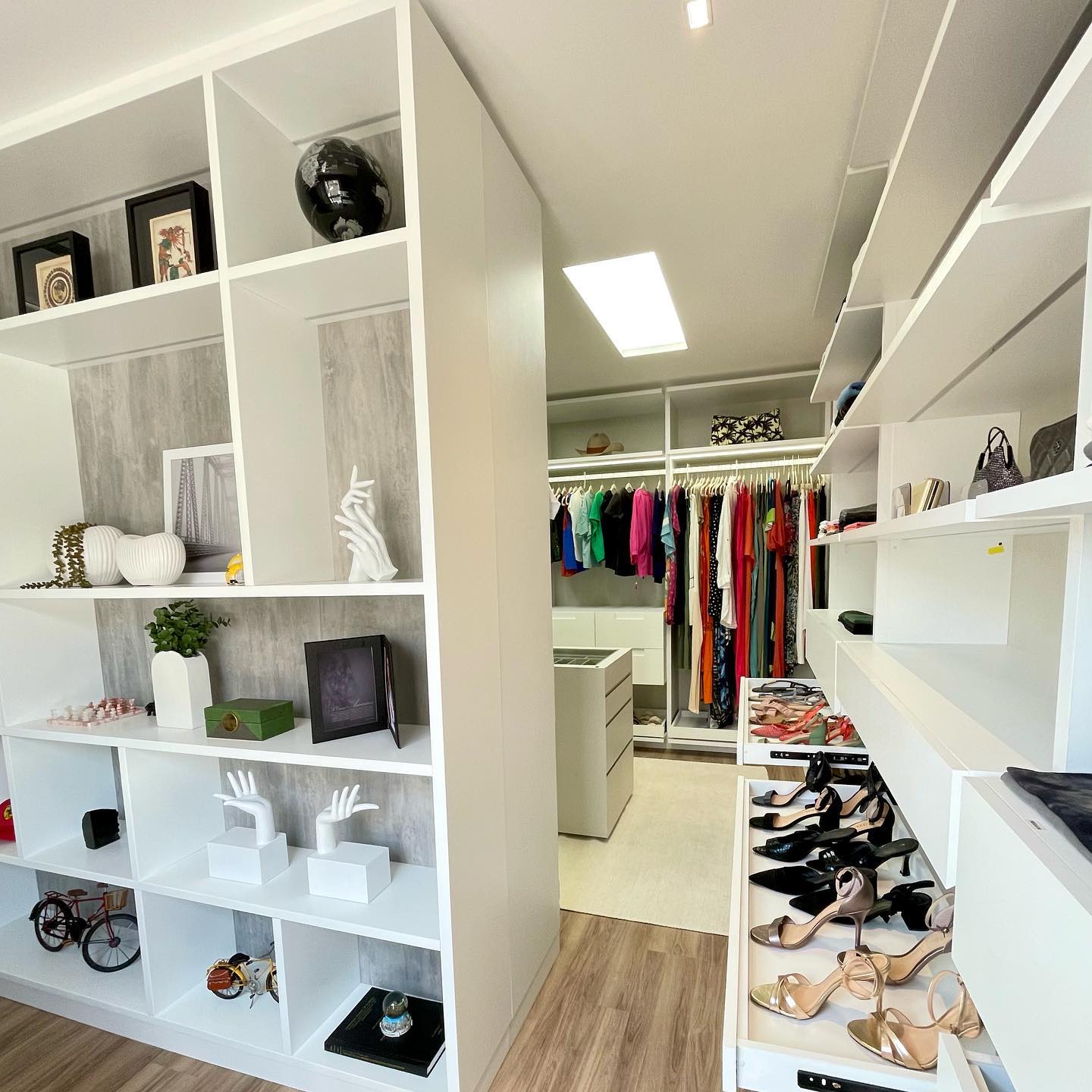 Closet aberto: 20 tipos + dicas profissionais para investir no estilo