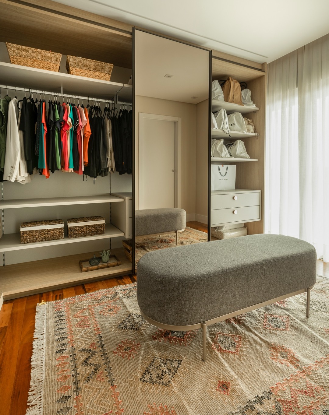 Closet aberto: 20 tipos + dicas profissionais para investir no estilo